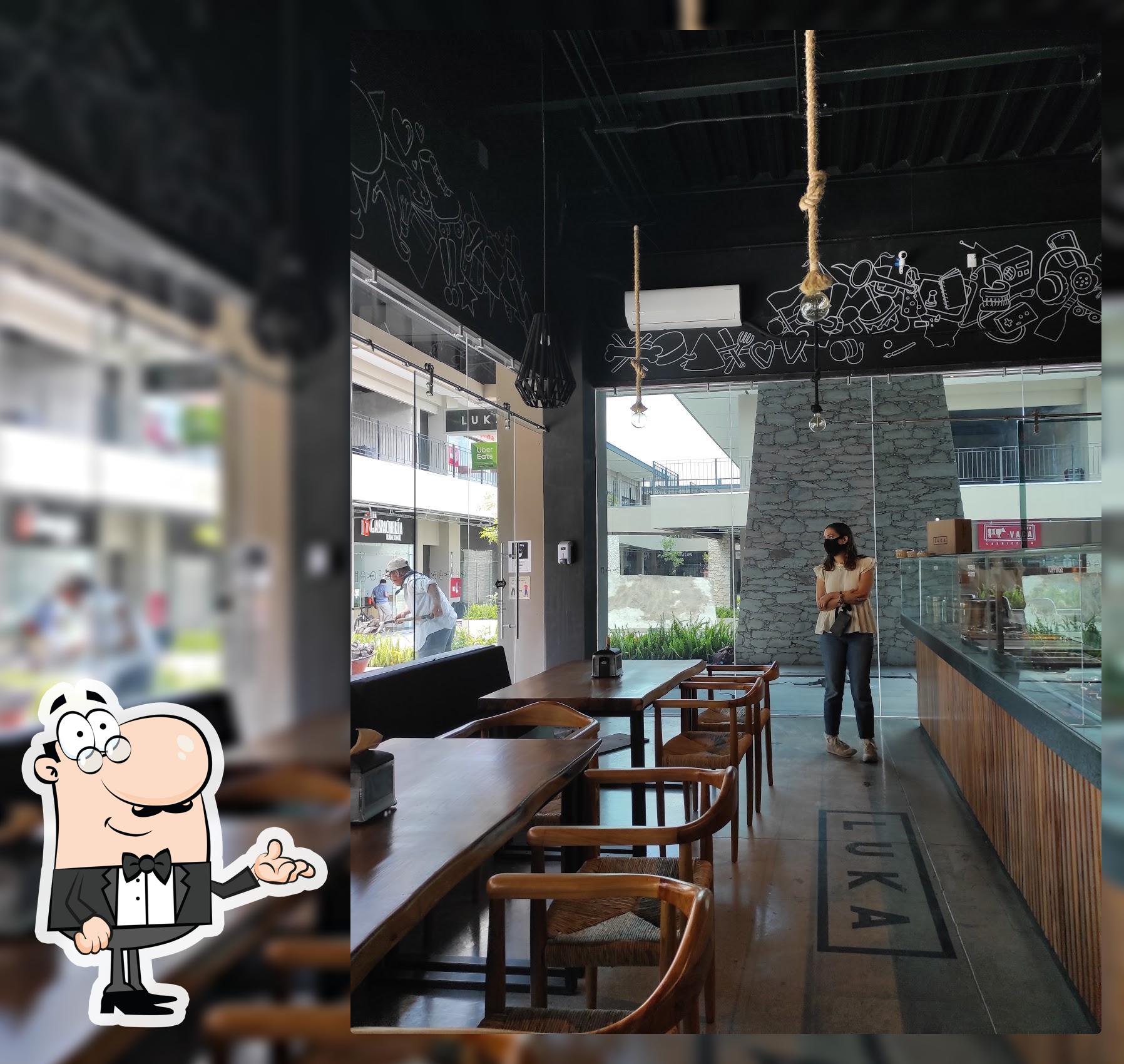 Pub y bar Luka Pokes (Zibata), Santiago de Querétaro, Av. Paseo de las ...