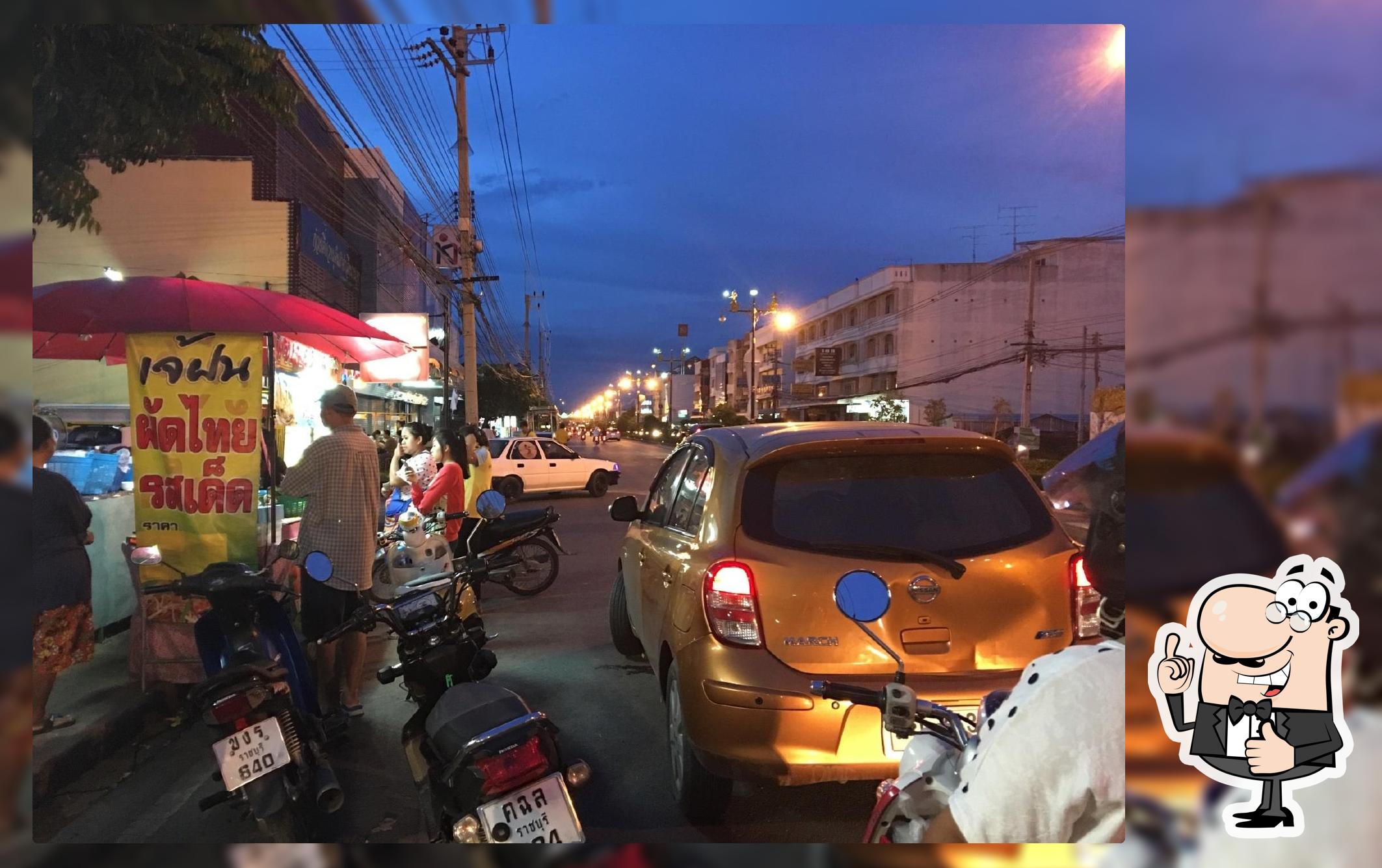 เจ้ฝน ผัดไทย รสเด็ด restaurant, Ban Pong