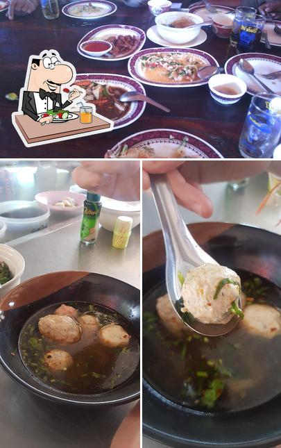 Khun Pat Restaurant, Phanom Sarakham - Opiniones del restaurante