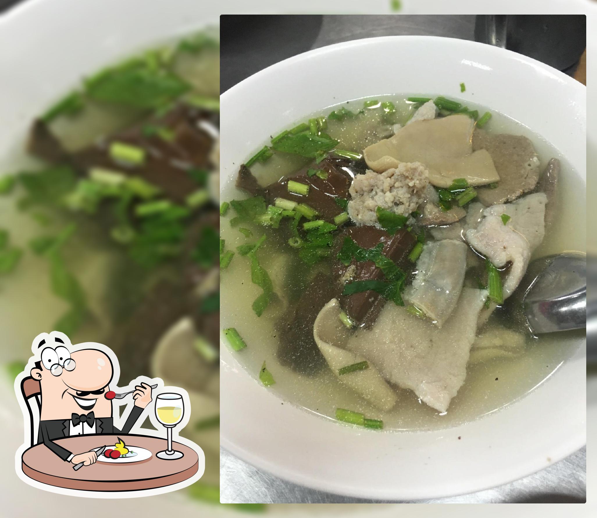 เกาเหลาเลือดหมูตลาดสนามหญ้า cafeteria, Ban Rai