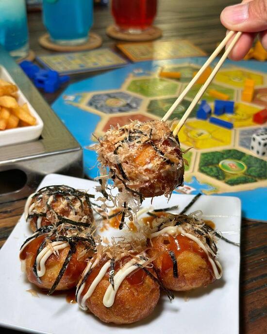 17 Tiles Board Games and Mahjong Café 十七雀, Toronto - Menú del ...